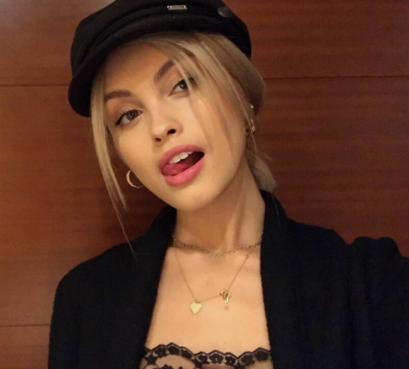 Mouth licking Sarah | Scrolller