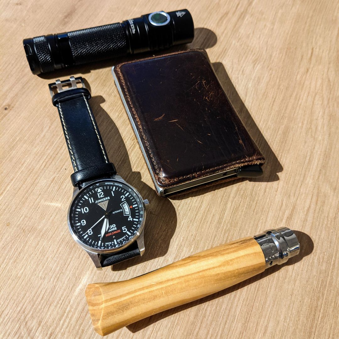 My average guy EDC | Scrolller