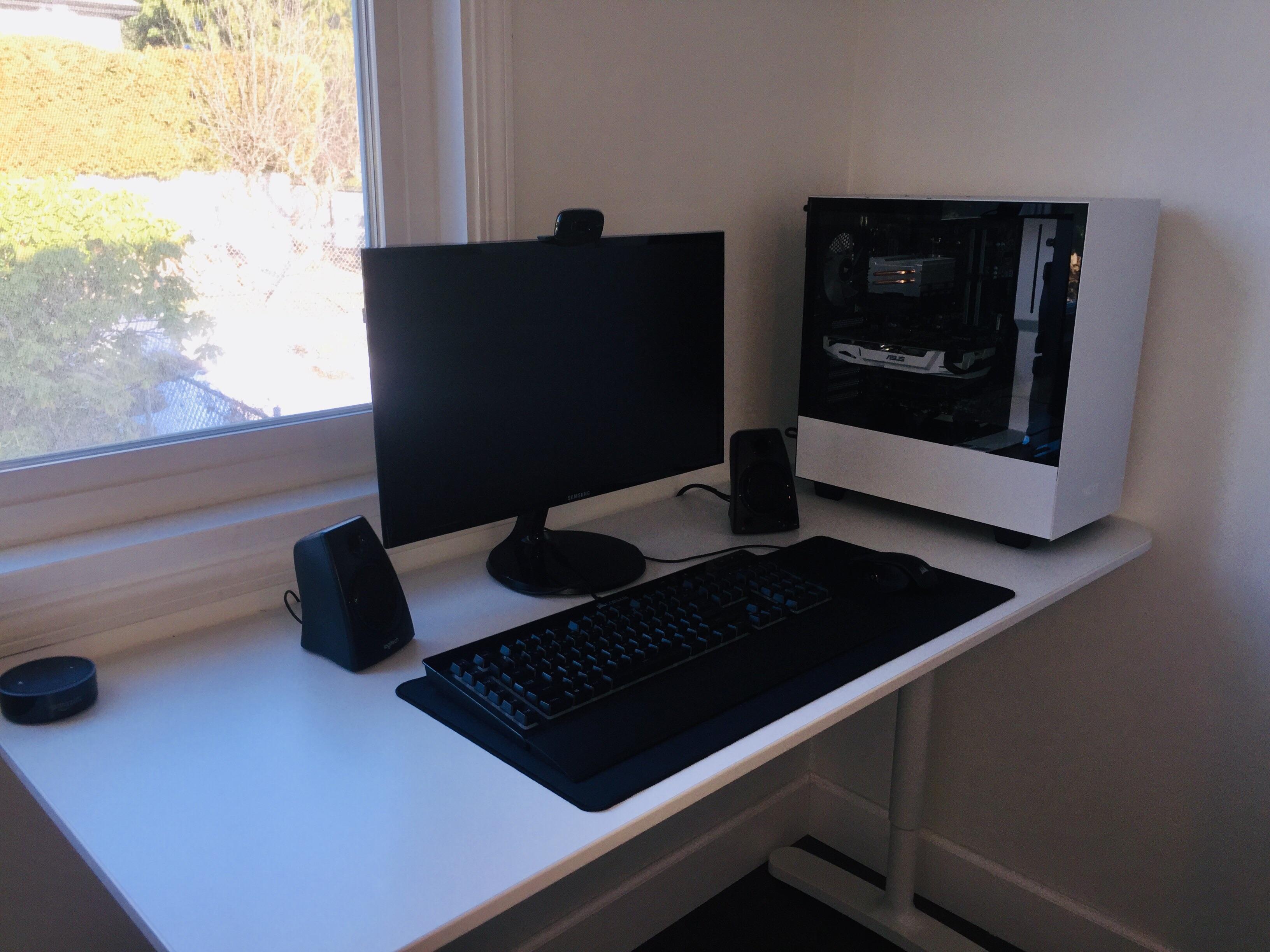 My B&W minimalist setup | Scrolller