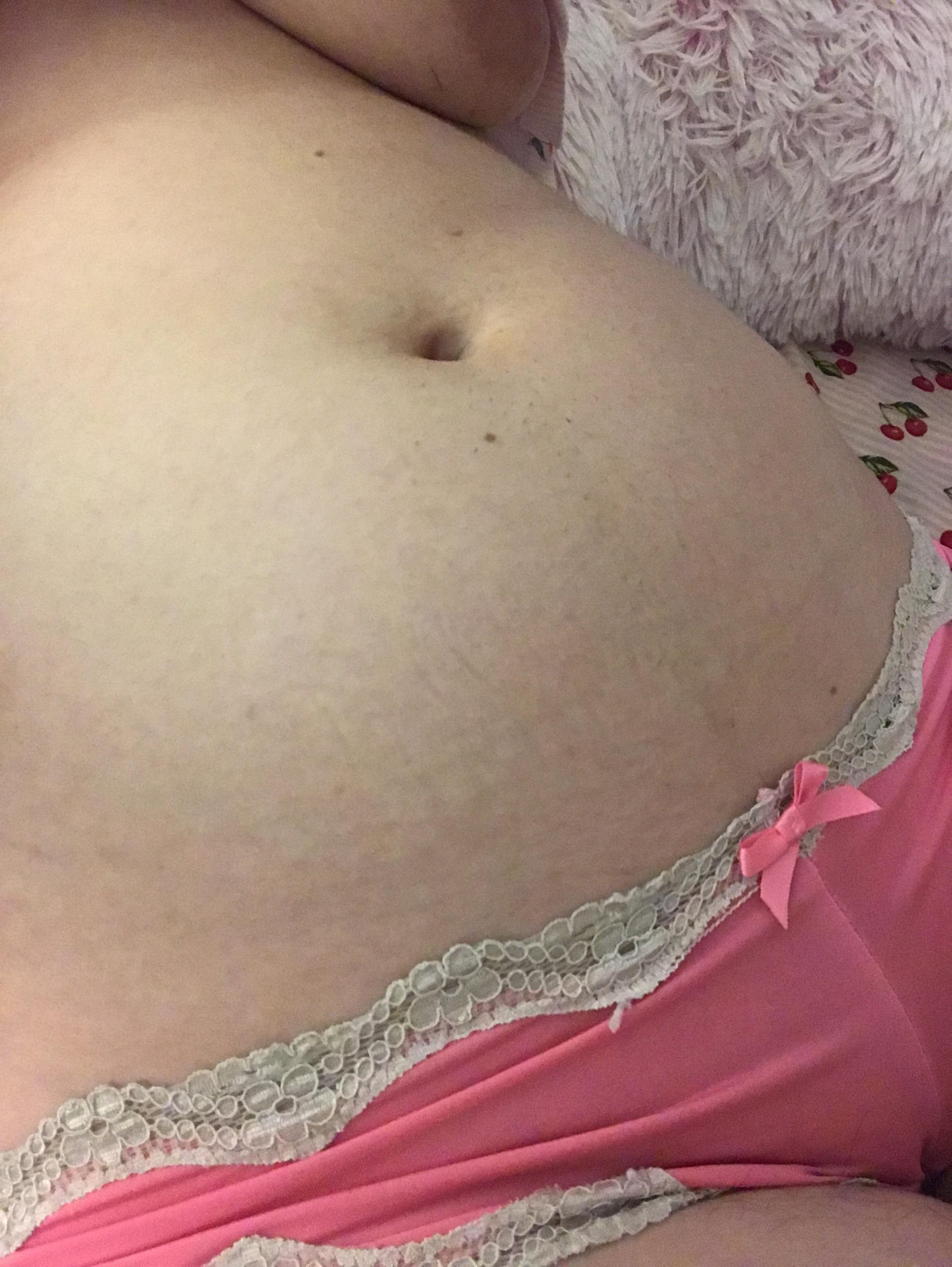 My belly button [f] | Scrolller