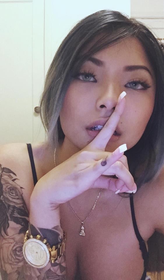 My eyes not my boob, ok???? | Scrolller