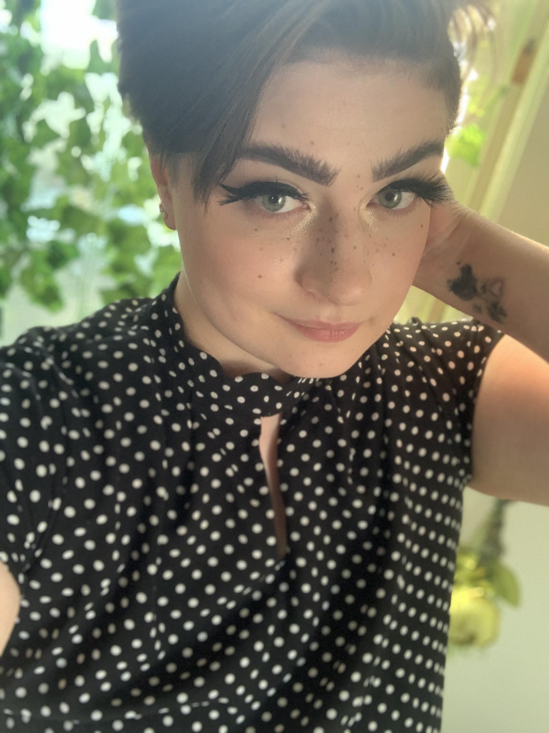 My green eyes be popping with the vines hanging behind me | Scrolller