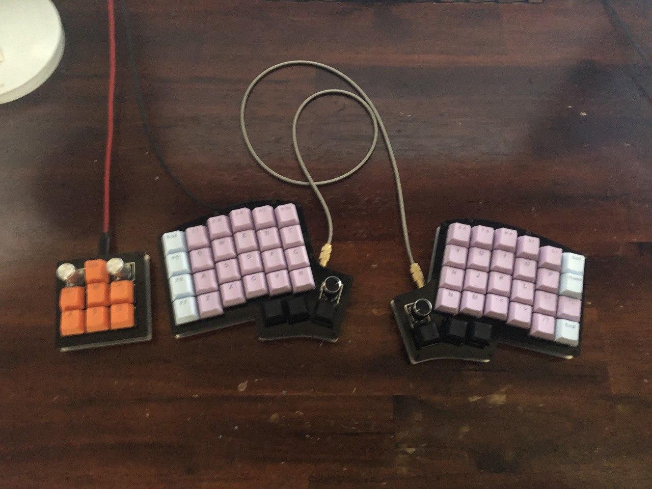My new setup! The Iris rev.4 and the BDN9 macropad, both from Keebio ...