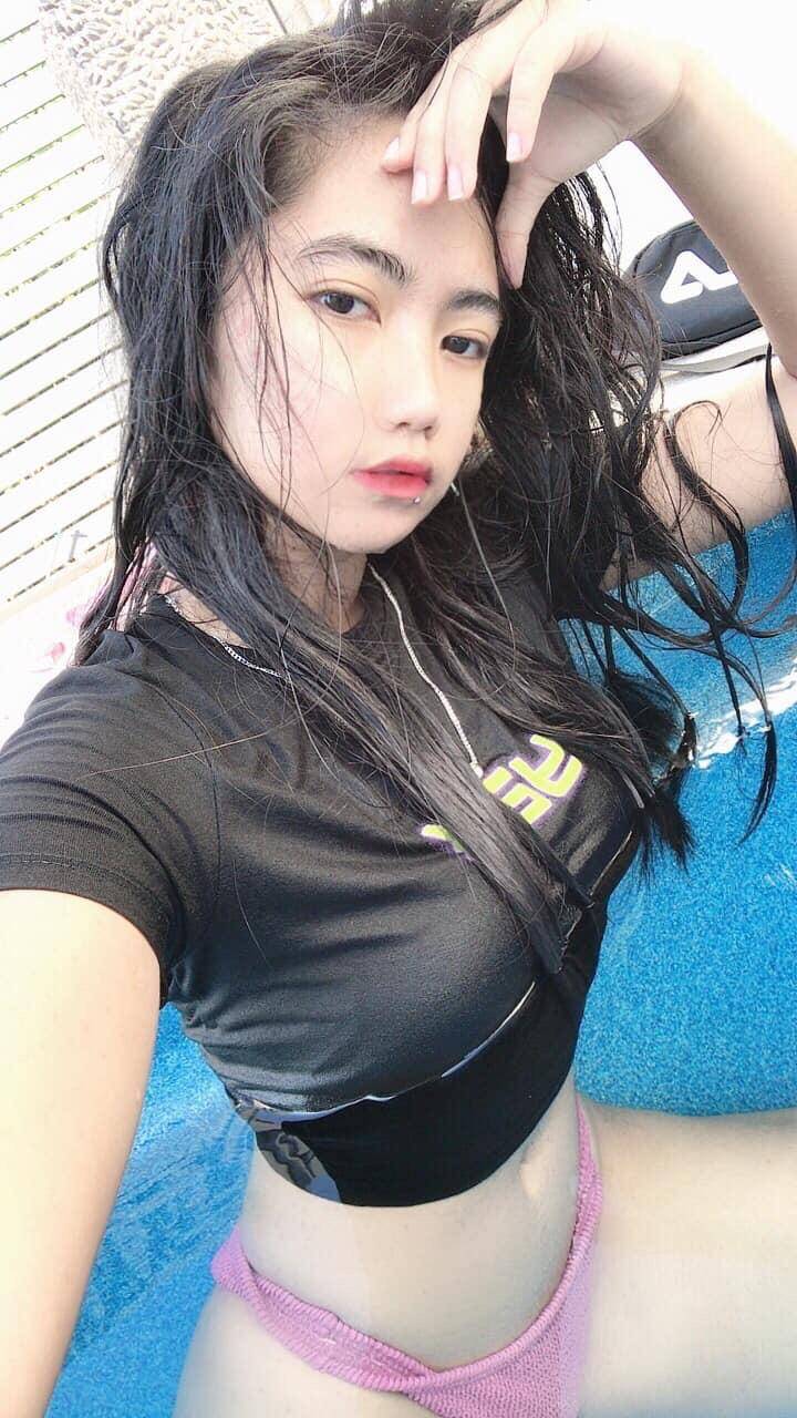 My roommate’s girlfriend wants me bad, check out my profile for more slutty pics of her | Scrolller