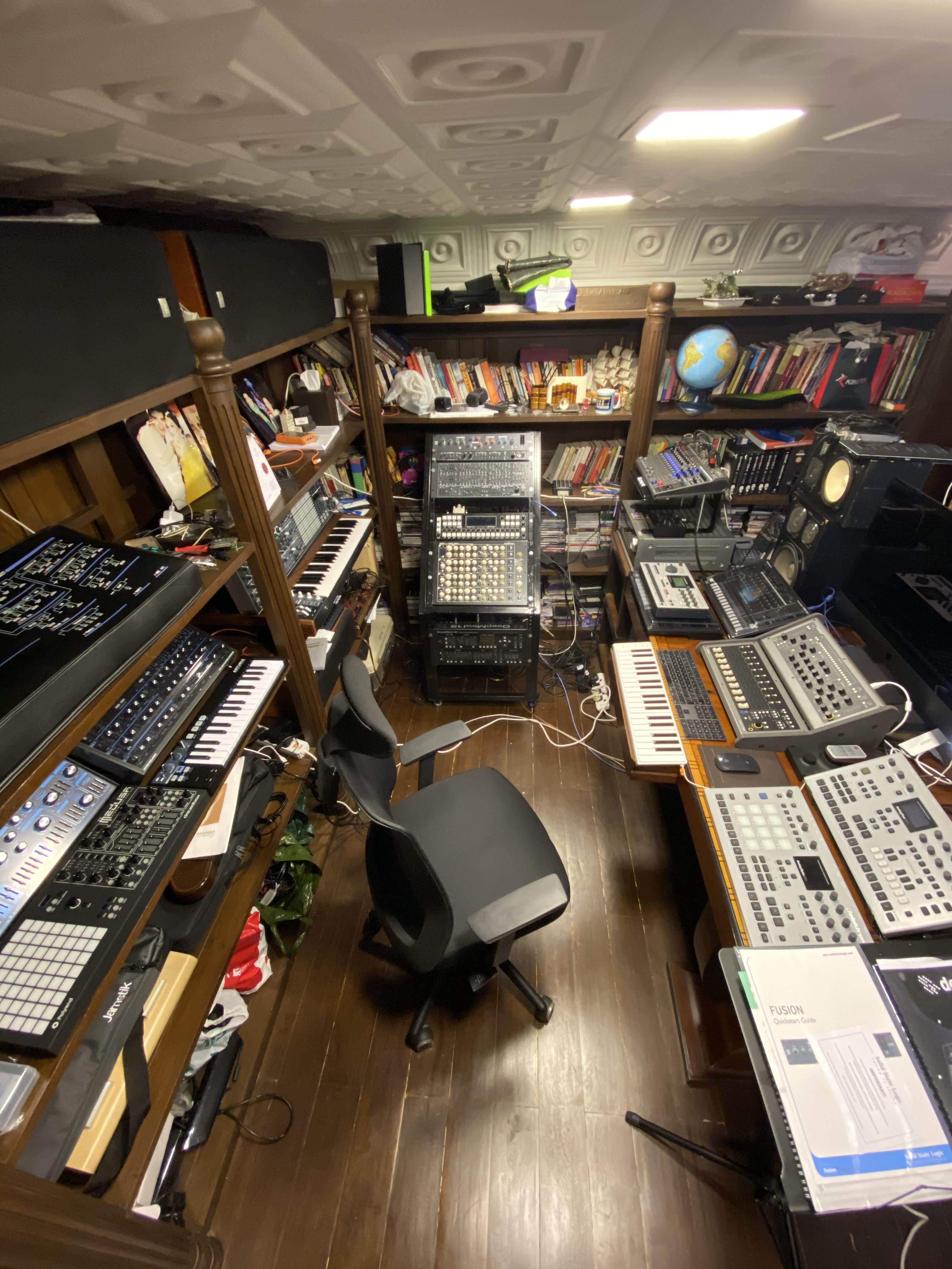 My synth study room 🏻 | Scrolller