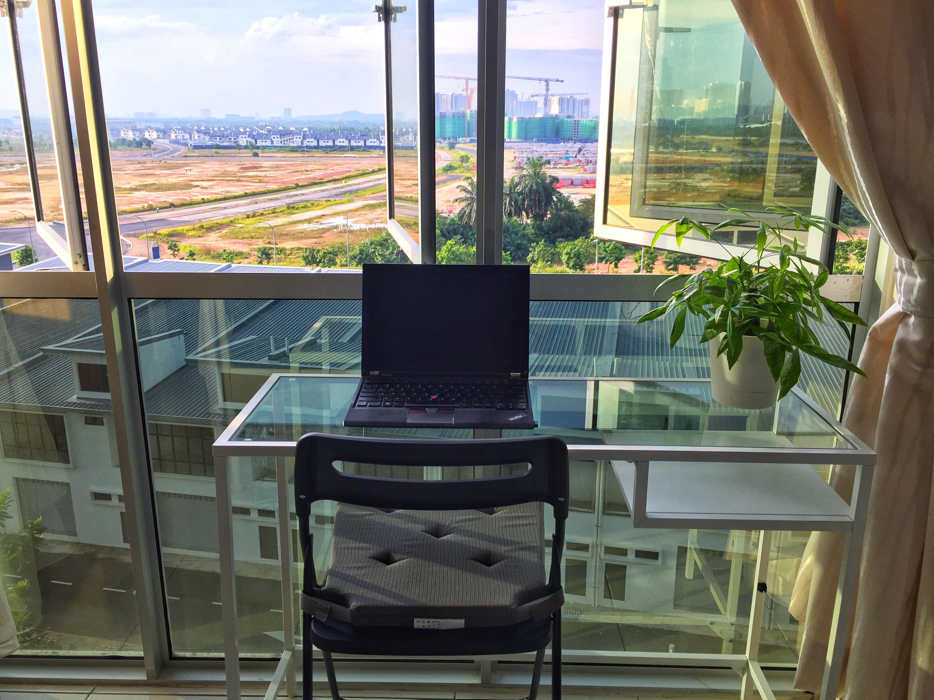 My workstation | Scrolller