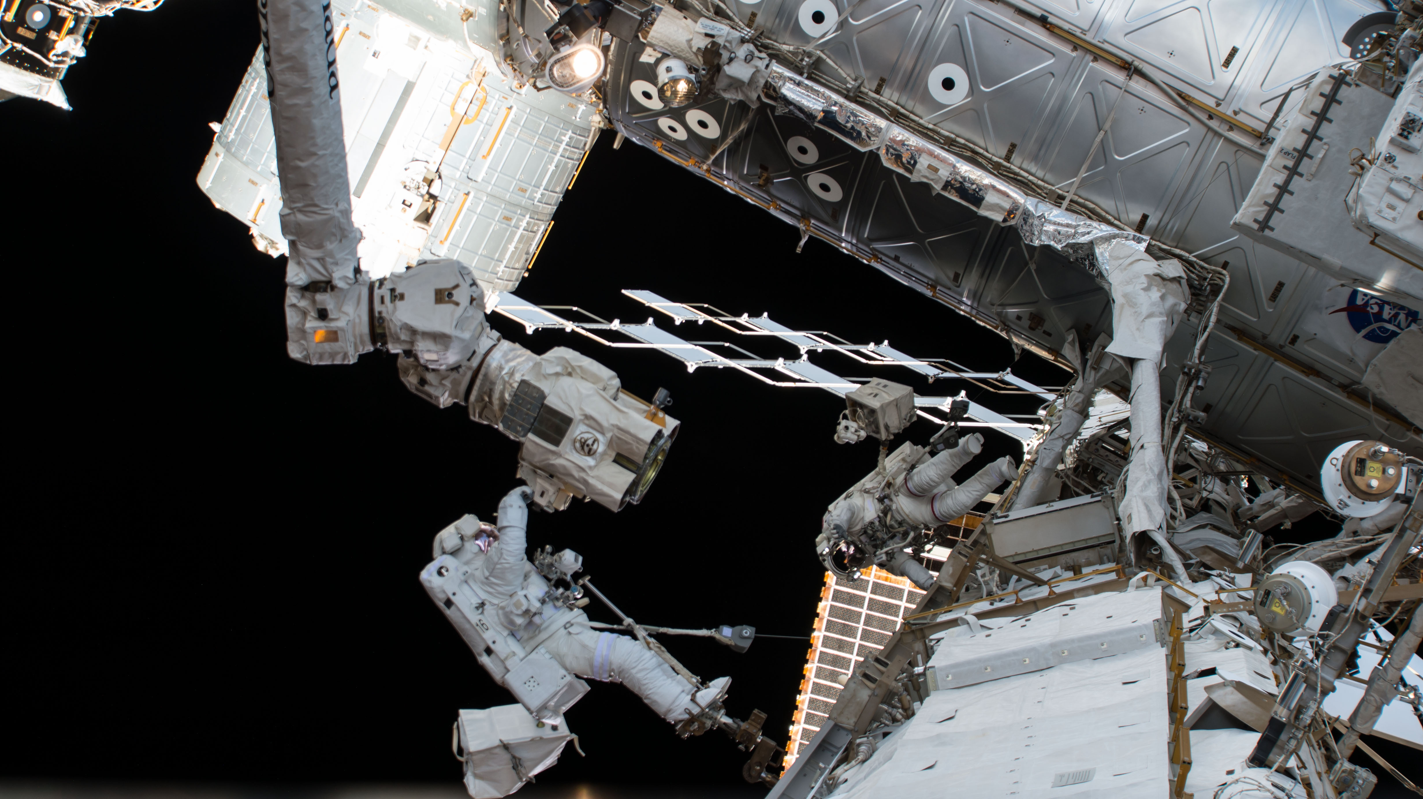 NASA Image of the Day - NASA Astronauts on Third and Final Spacewalk in October Series [4928× ...