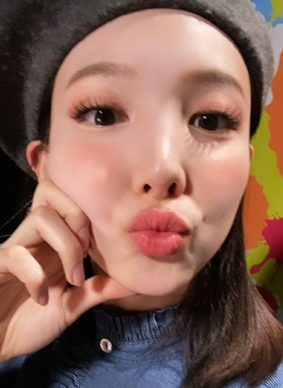 Nayeon selca | Scrolller