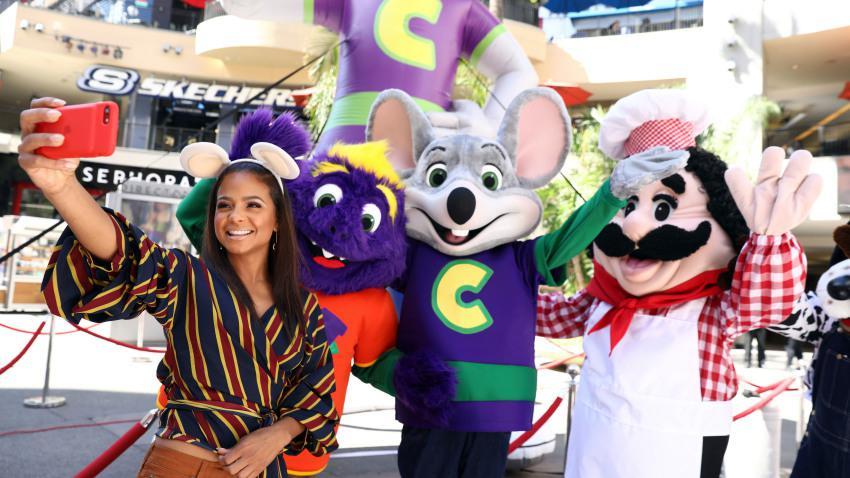 Nice to see Esfand volunteering at Chuck E Cheese | Scrolller