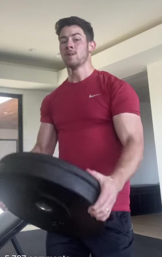 Nick Jonas | Scrolller