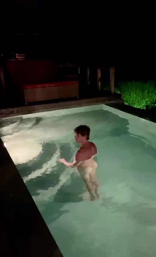 Night dip | Scrolller