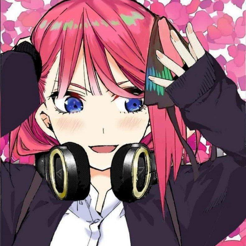 Nino with Miku Headphones ! Cute as hell ! | Scrolller