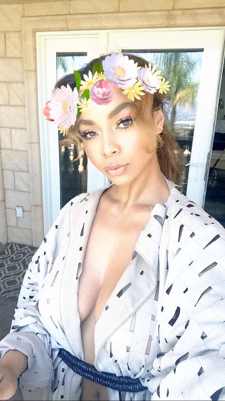 Nipple having some fresh air, left boob | Scrolller