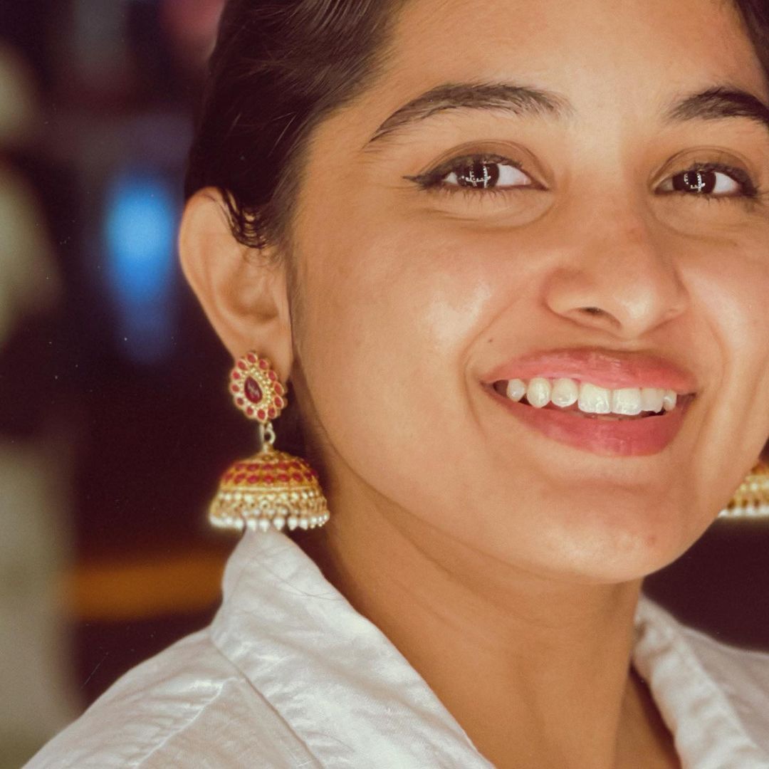 Nivetha Thomas 💋😍 | Scrolller