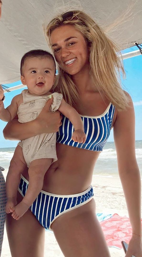 No idea who the kid is but Sadie looks good in that bikini | Scrolller