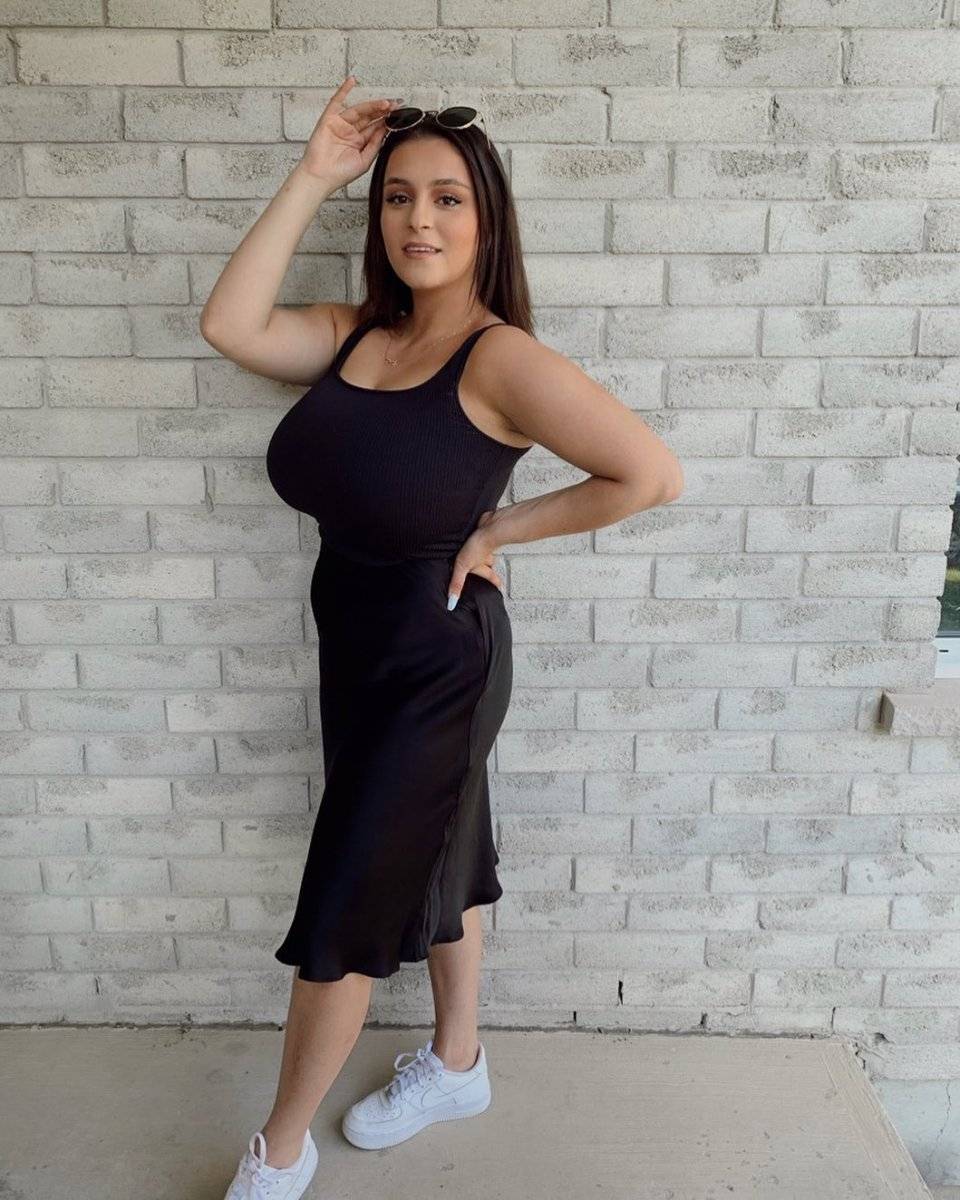 Nothing like a body hugging dress | Scrolller