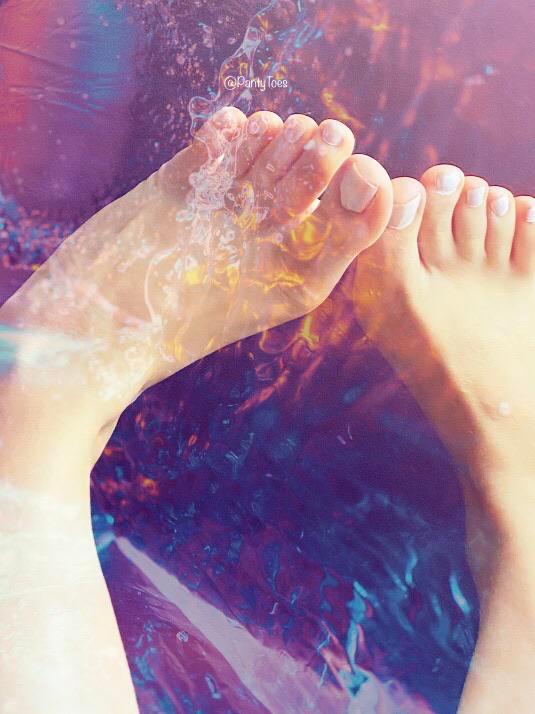 [OC] White toe nails 🤍 | Scrolller