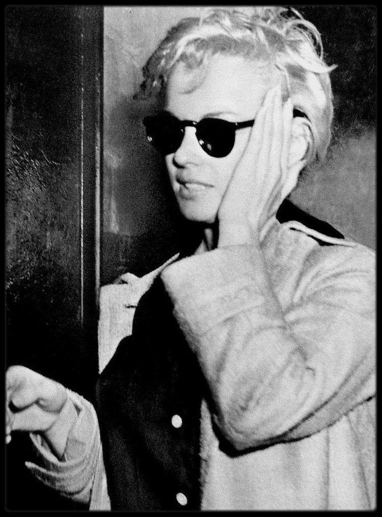 Off duty | Scrolller