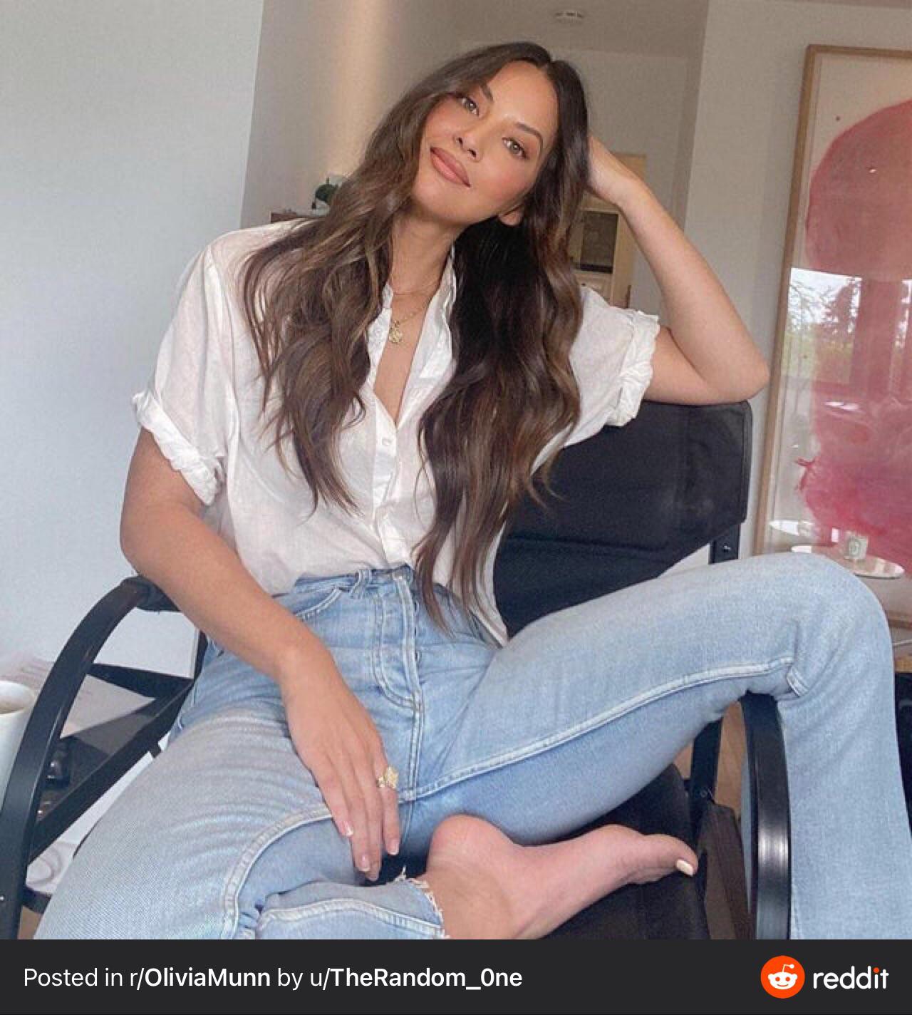 Olivia Munn Scrolller