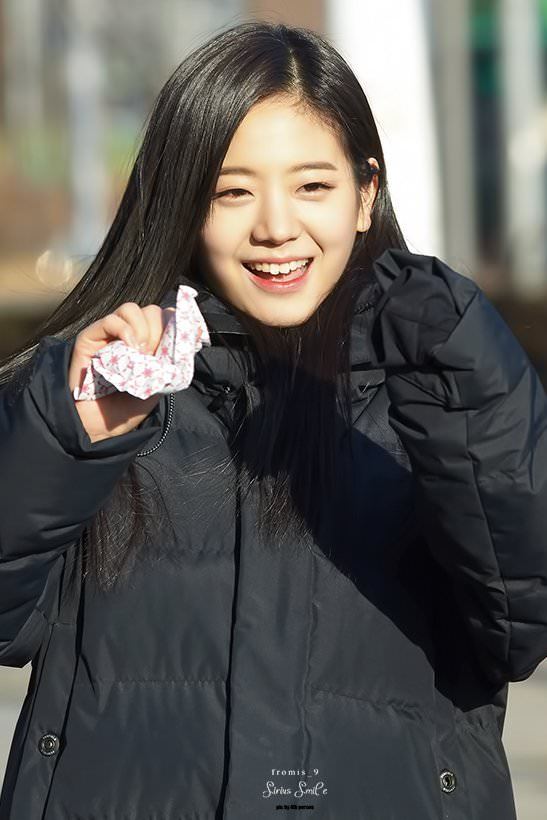 One handed Gyuri | Scrolller