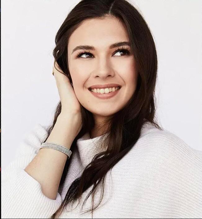 One pretty lady | Scrolller