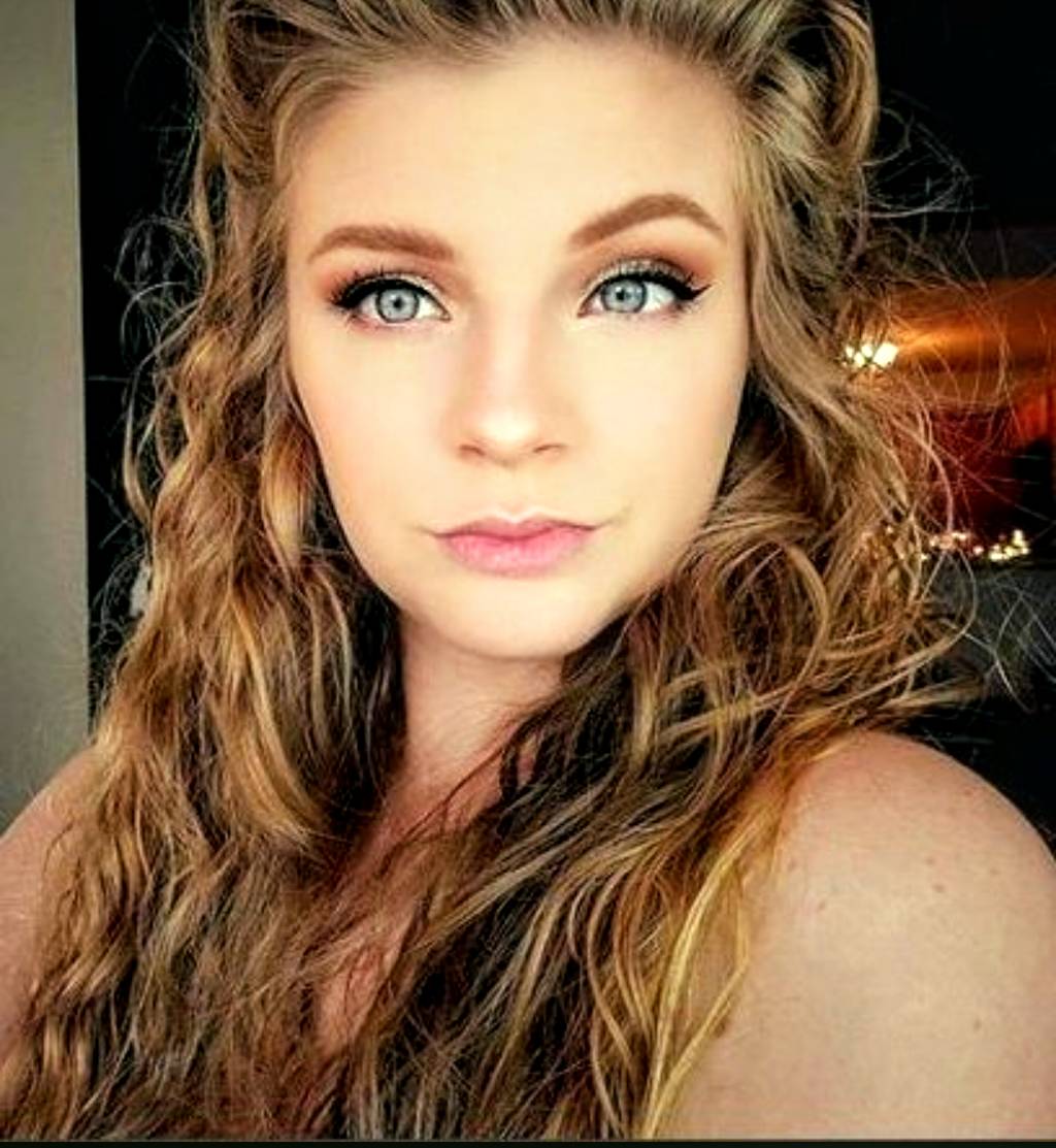 Our goddess deserves our adoration | Scrolller