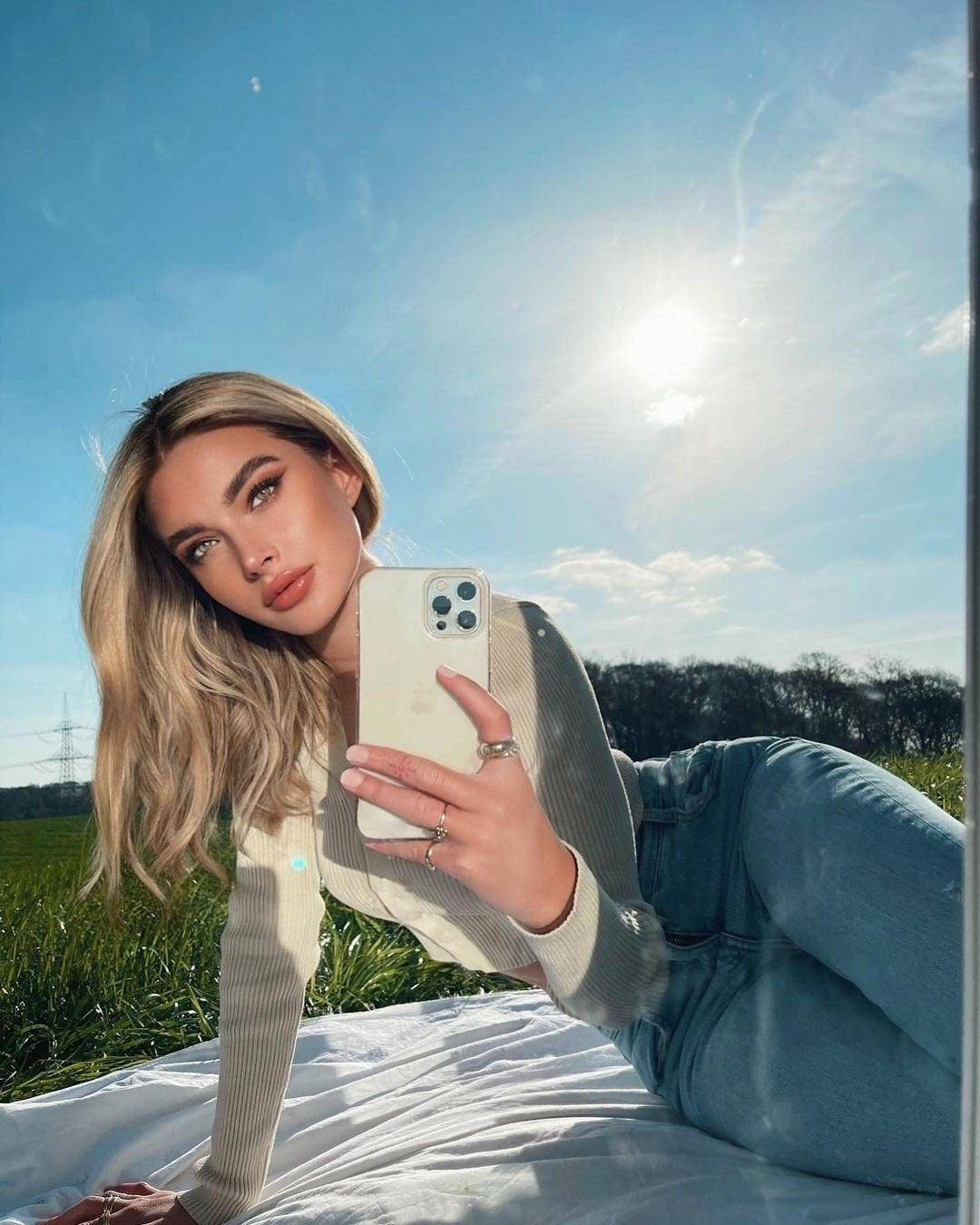 Outdoor selfie | Scrolller