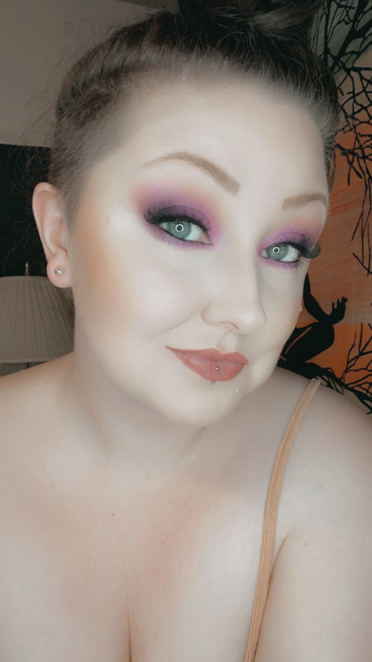 [Over 18] A ring light makes all the difference in a good selfie ☺️ | Scrolller