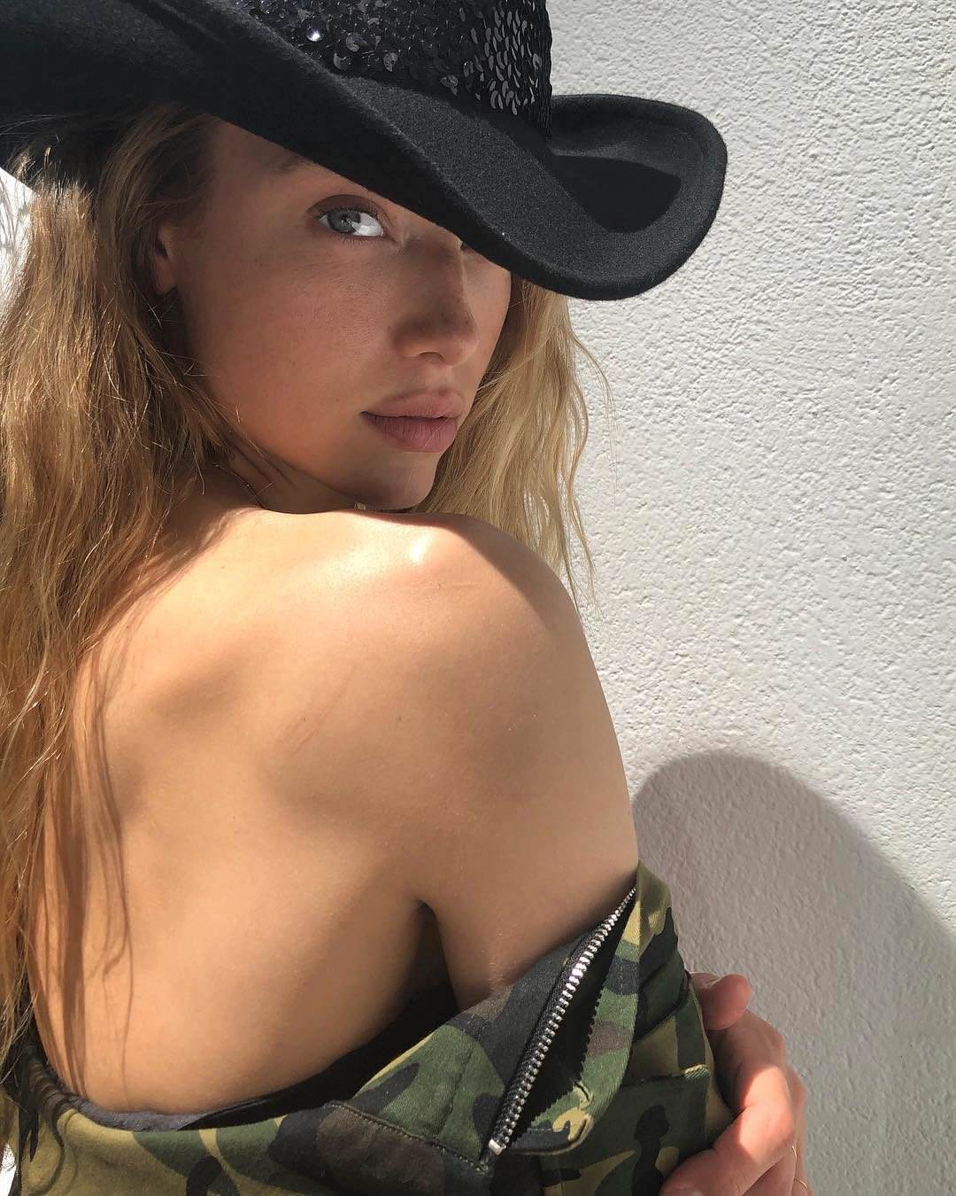 Over the shoulder | Scrolller