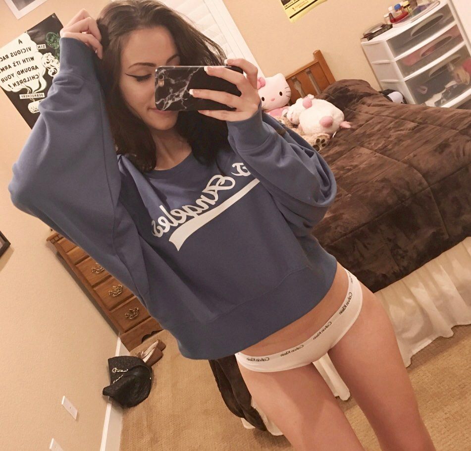 Oversized sweatshirt | Scrolller