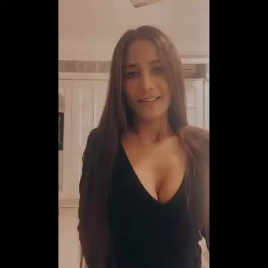 P00nam_Pandey_Removing_her_Dress_in_Live (video link in comment | Scrolller