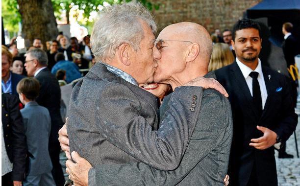 Patrick Stewart (Professor X) and Ian McKellen (Magneto) lock lips to celebrate gay pride ...