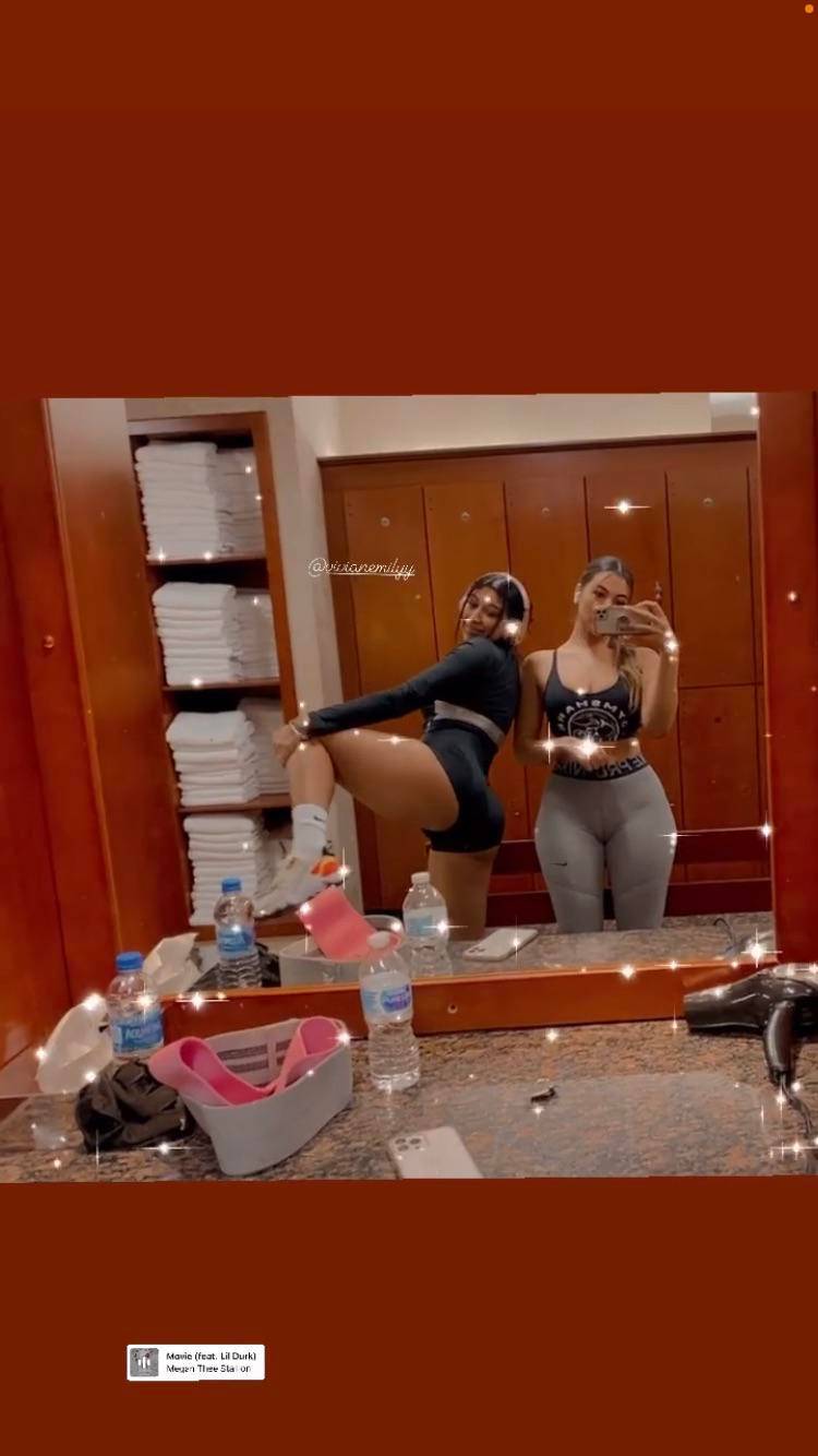 Peep the camel toe | Scrolller