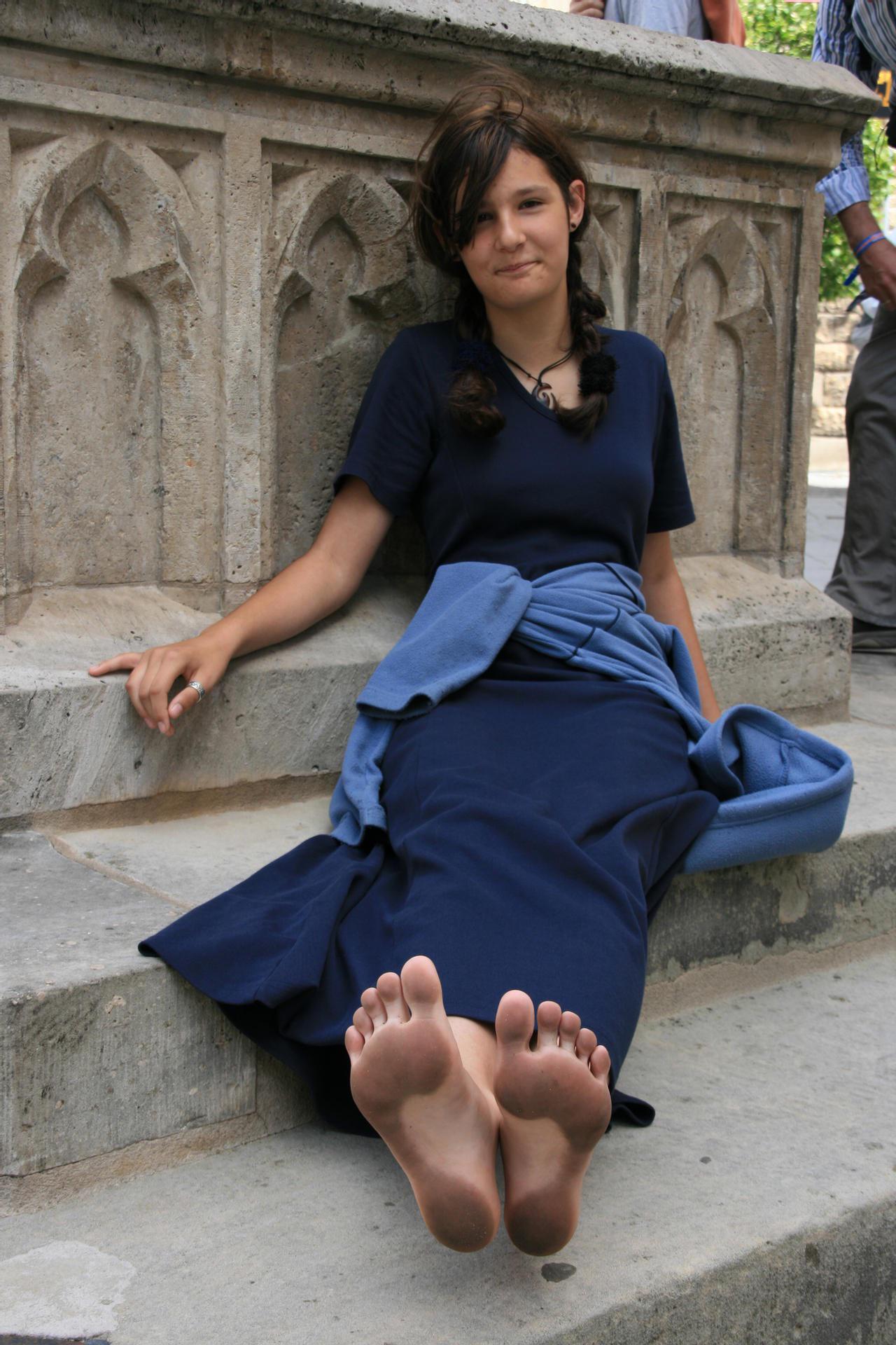 Perfect colour to her soles, ( barefoot grounding ) | Scrolller