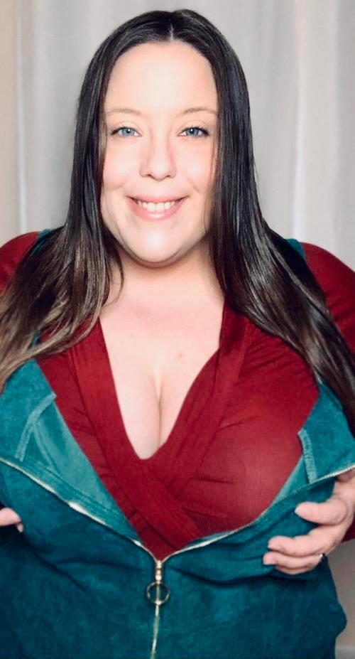 Perfect combination = smile and cleavage agree or disagree?! | Scrolller