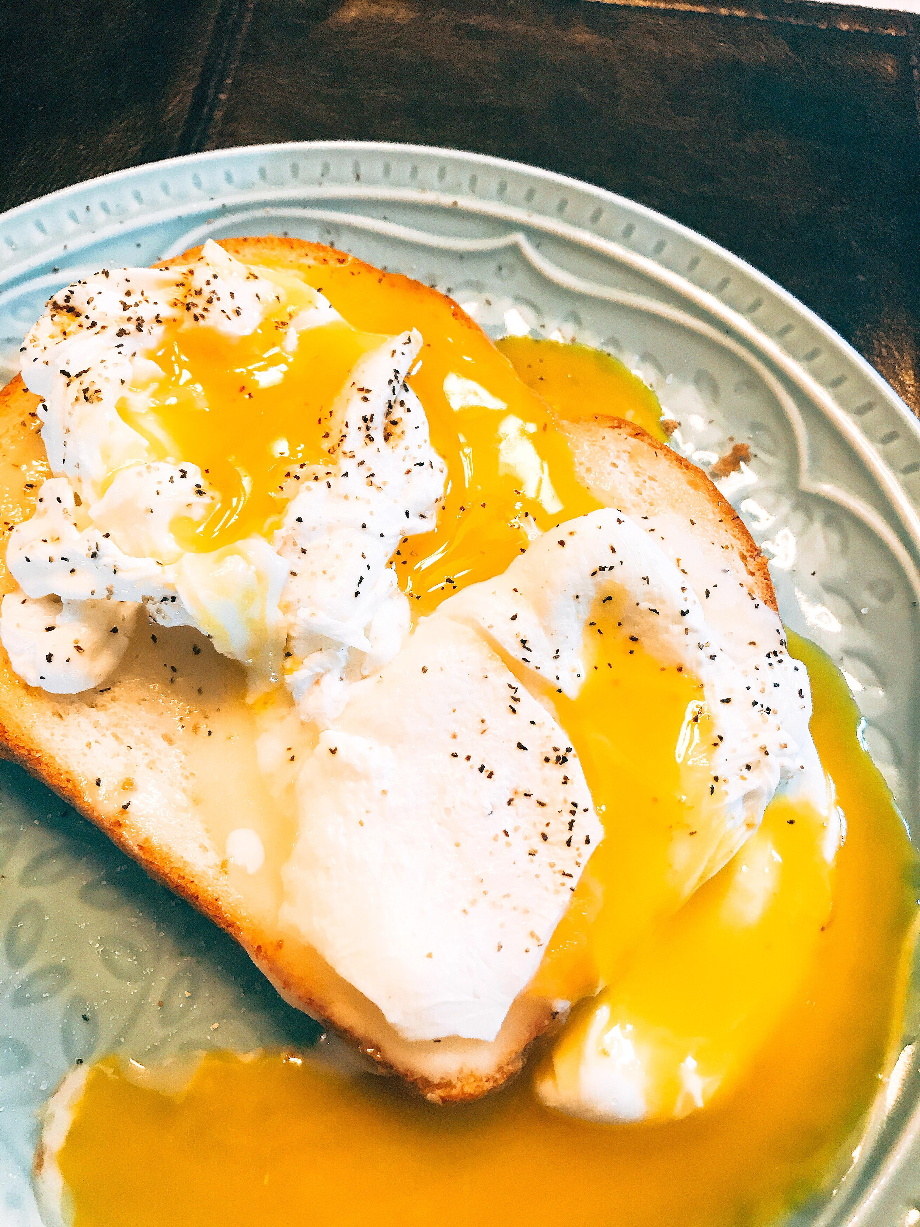 Perfectly runny poached eggs! 🤤 | Scrolller
