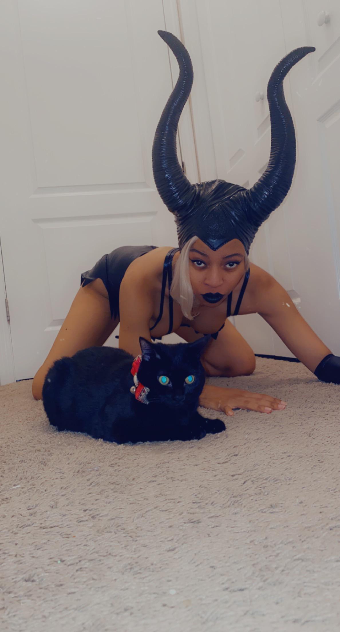 Petite creole cosplayer | Scrolller