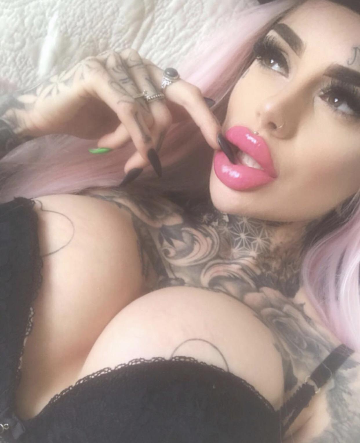 Pink & ink | Scrolller