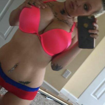 Pink bombshell bra selfie | Scrolller