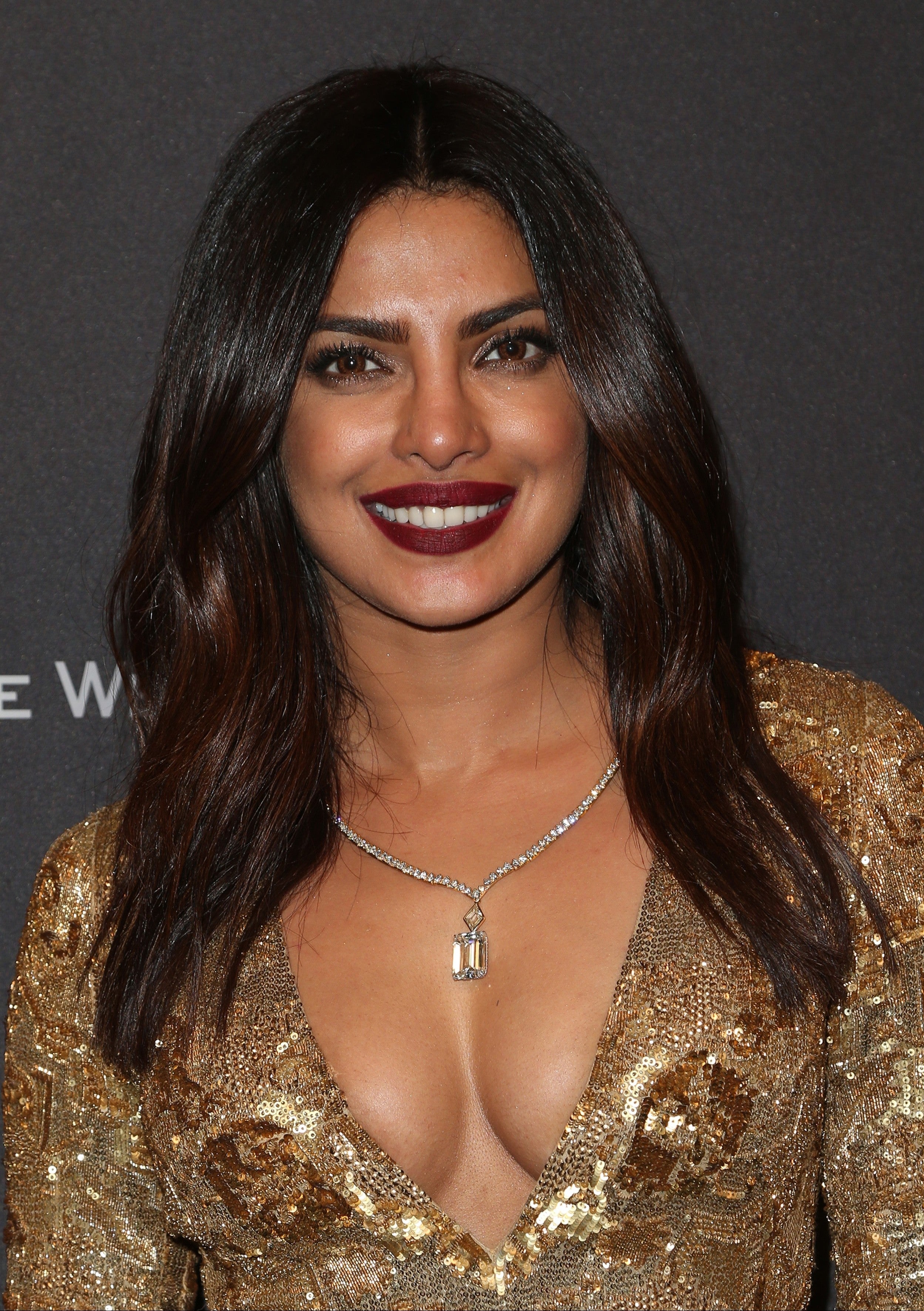 Plunging neckline | Scrolller