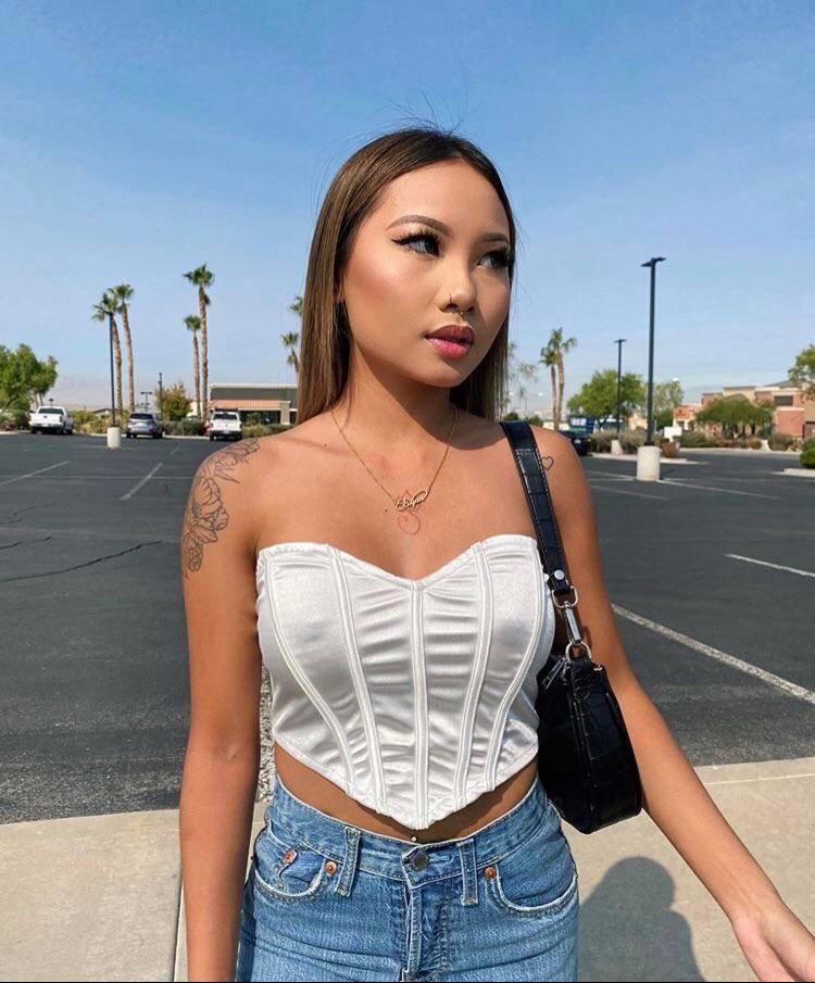 Poking thru | Scrolller