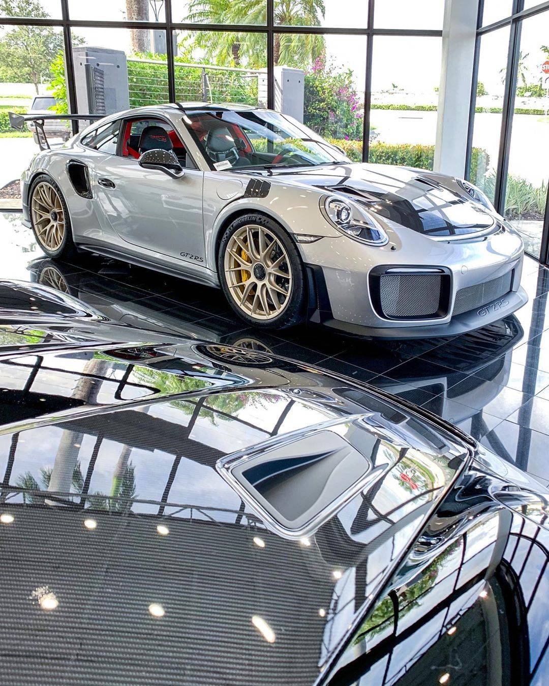 Porsche 911 GT2 RS | Scrolller