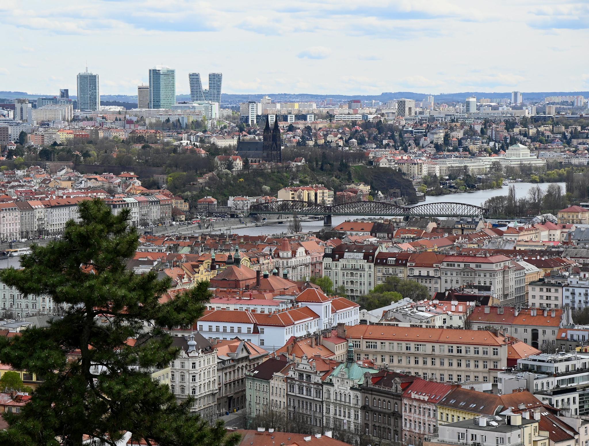 Prague, CZ [OC] from Kinskeho zahrady [2048x1550] | Scrolller