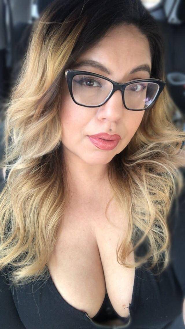 Pretty face, DSLs and cleavage | Scrolller