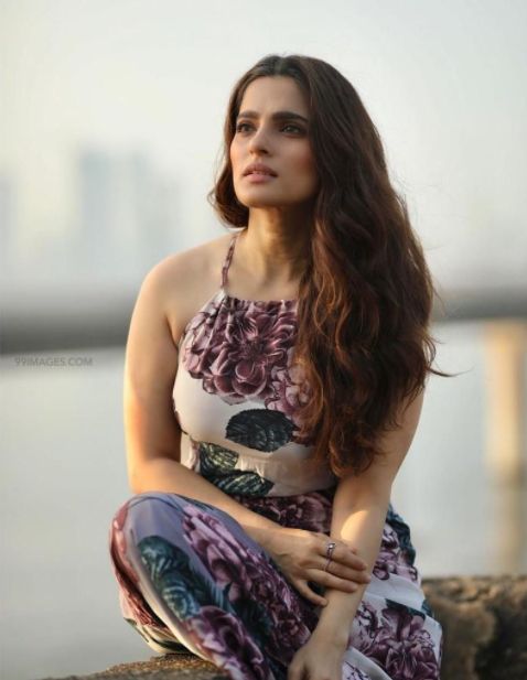 Priya Bapat- The perfect babe | Scrolller