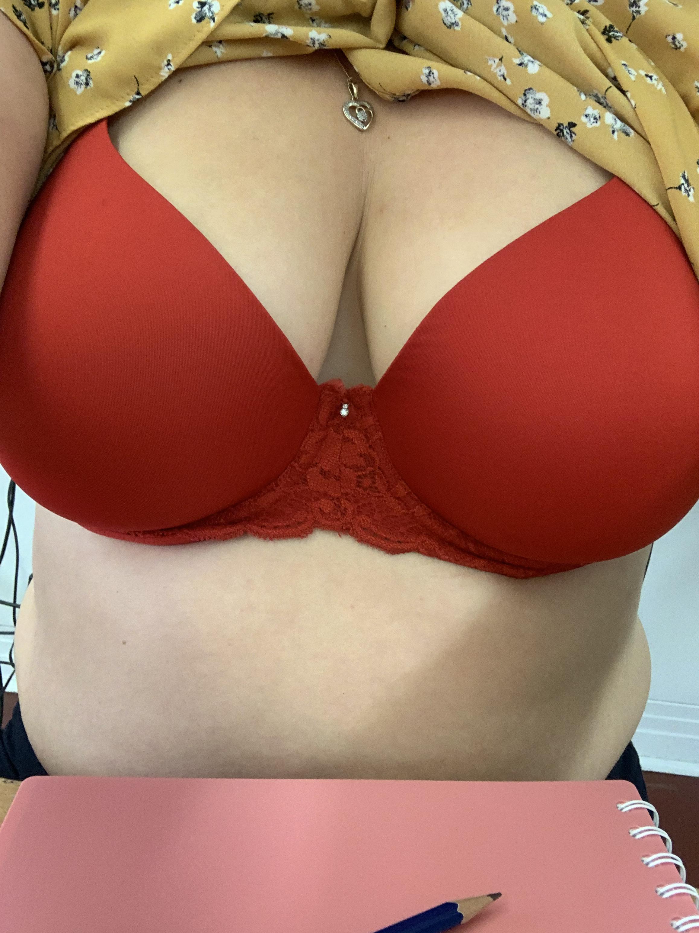 Productivity in red 🍓🎉💃 | Scrolller