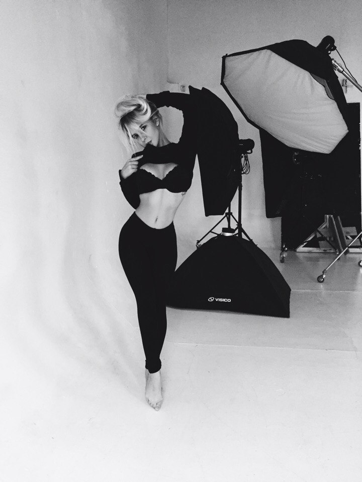 Pulling up her shirt:) | Scrolller