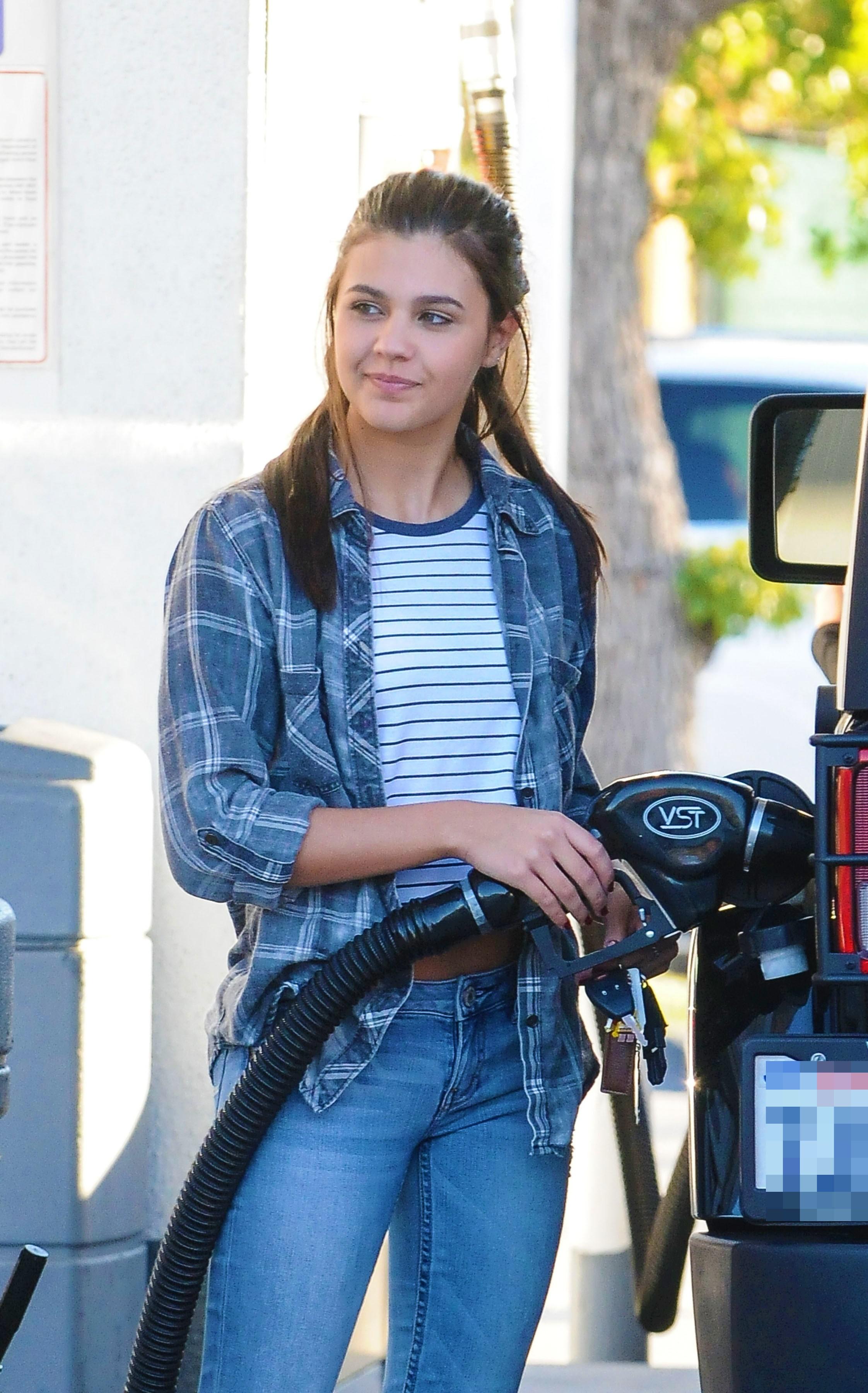 Pumping gas | Scrolller