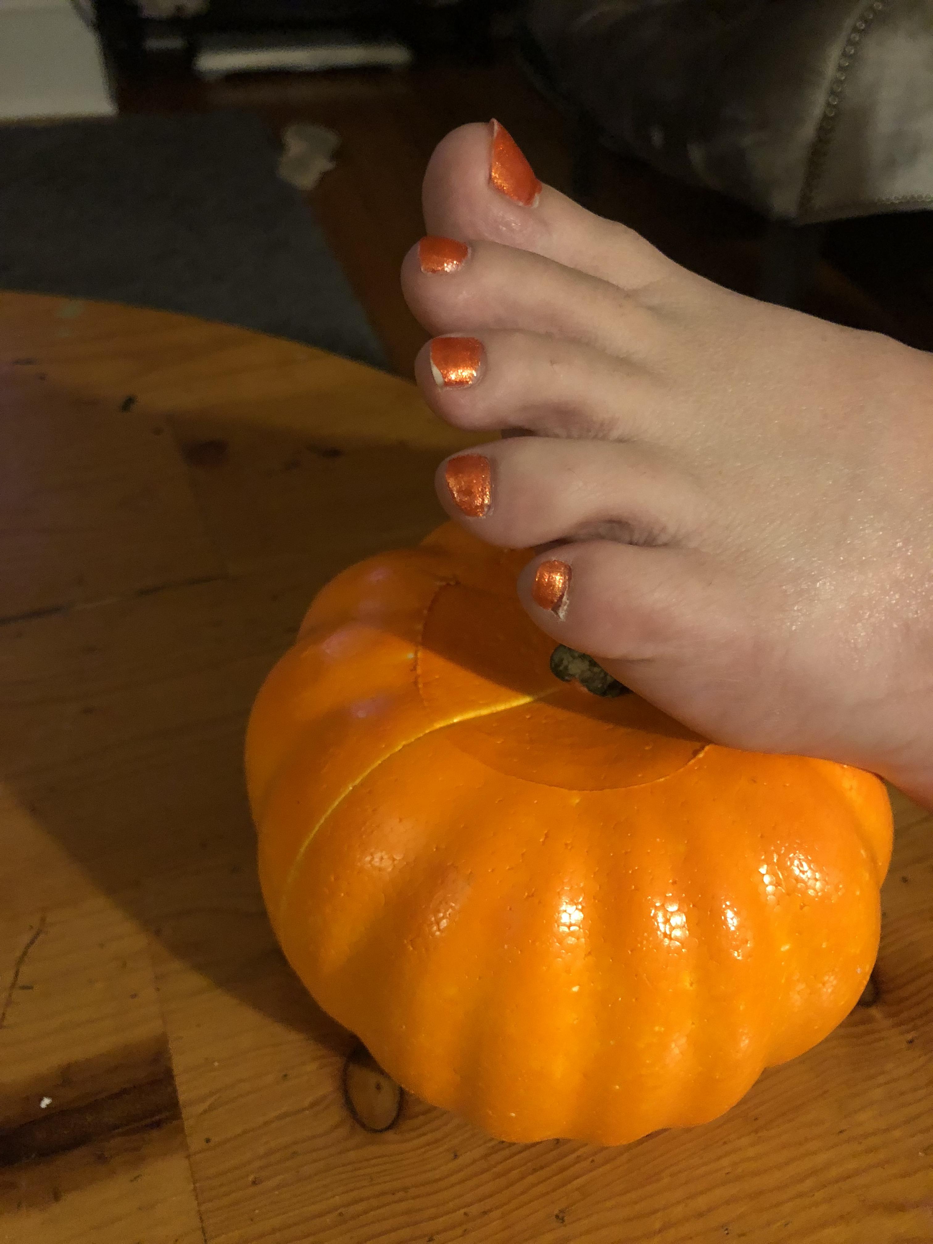 Pumpkin feet | Scrolller
