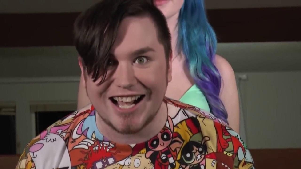 punch him in the face, please... | Scrolller